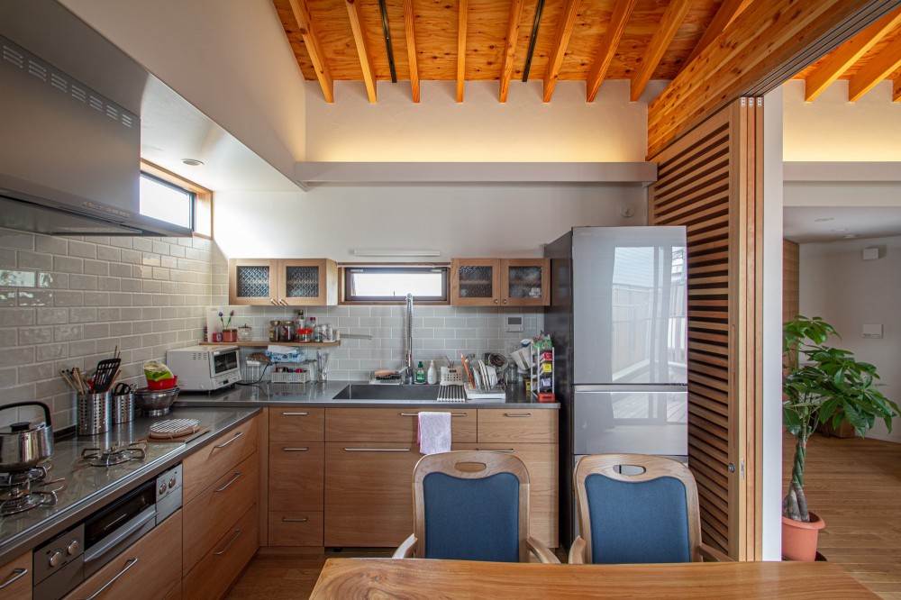 「斜め40do猫の家」猫が遊ぶ大きなテラスを包む住まい～秘密基地・おこもりスペース～ - 注文住宅事例｜SUVACO(スバコ)