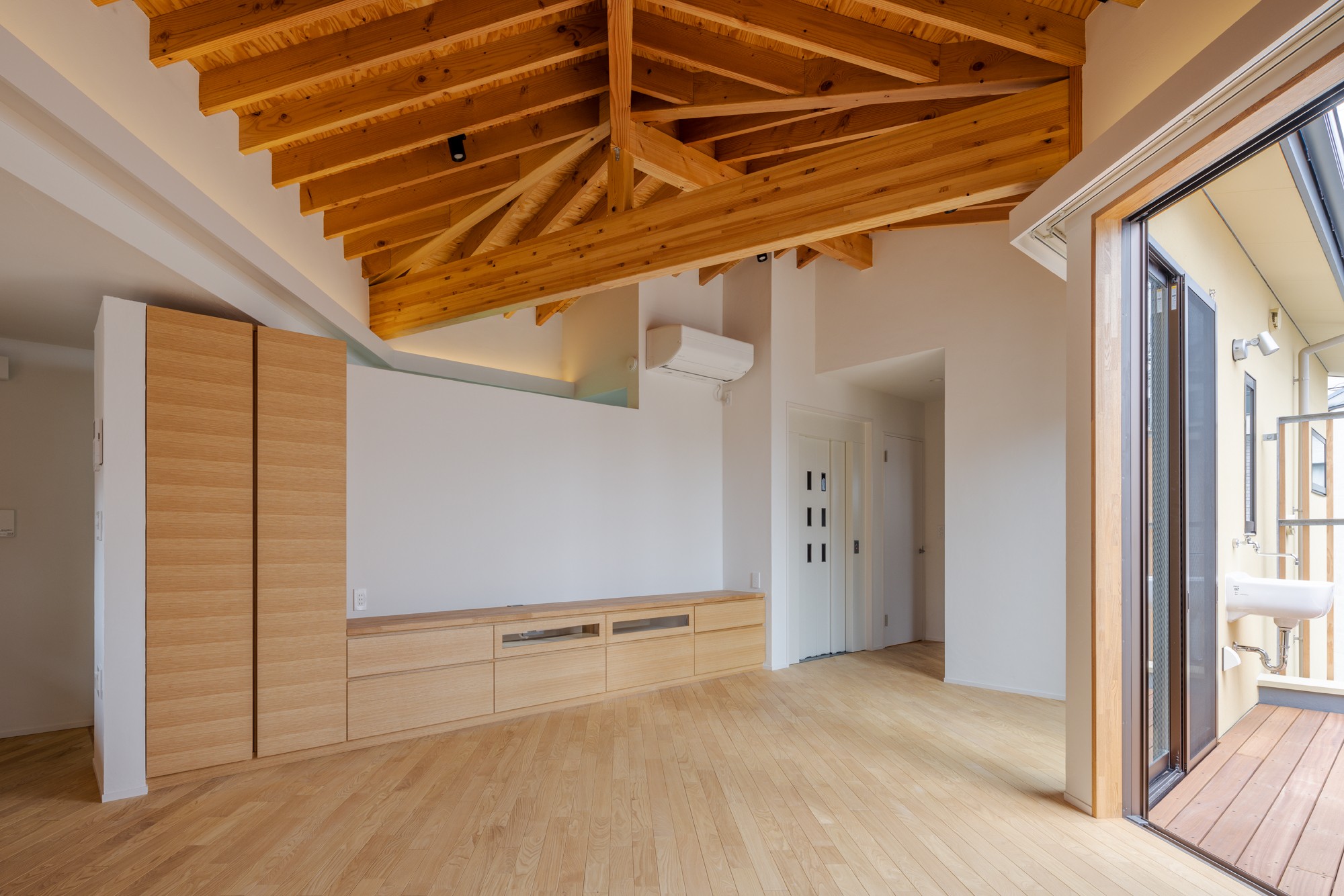 猫と遊ぶ大きなテラスのある「斜め40do猫の家」 - 注文住宅事例｜SUVACO(スバコ)