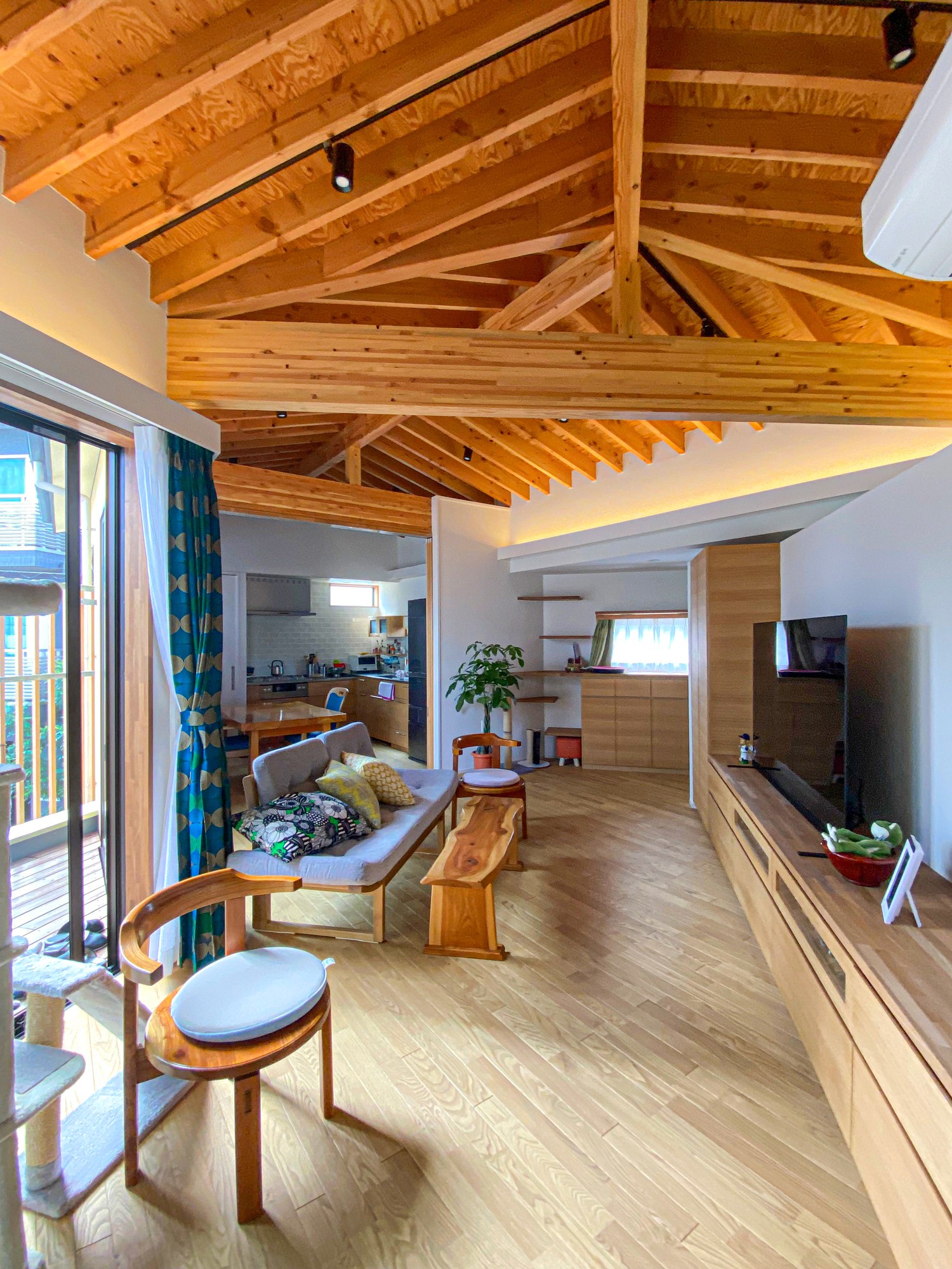 「斜め40do猫の家」猫が遊ぶ大きなテラスを包む住まい～秘密基地・おこもりスペース～ - 注文住宅事例｜SUVACO(スバコ)