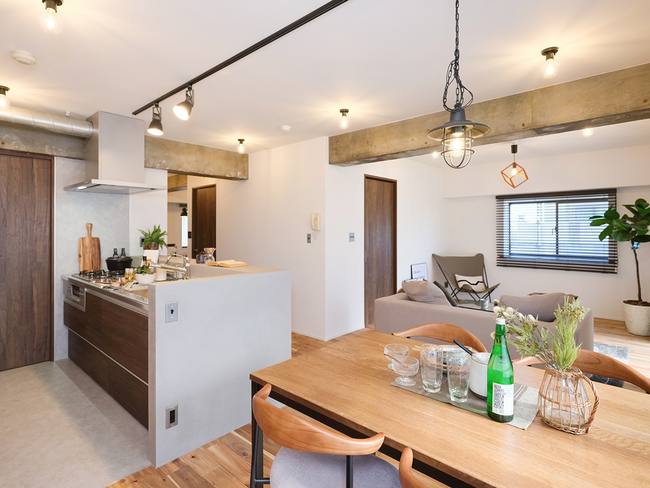 趣味もDIYも楽しむ、素材感たっぷりの住まい - マンションリノベーション事例｜SUVACO(スバコ)