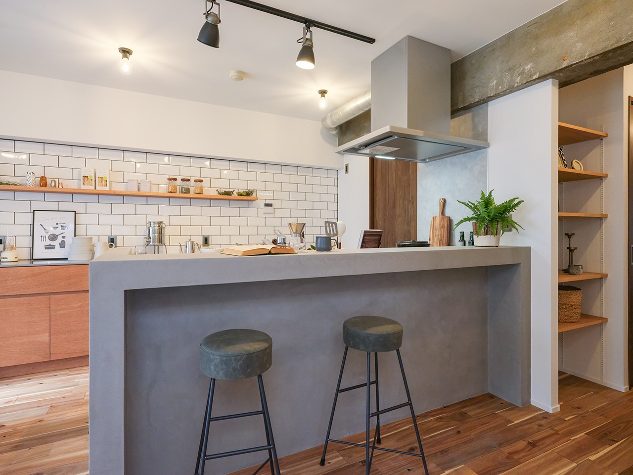 趣味もDIYも楽しむ、素材感たっぷりの住まい - マンションリノベーション事例｜SUVACO(スバコ)