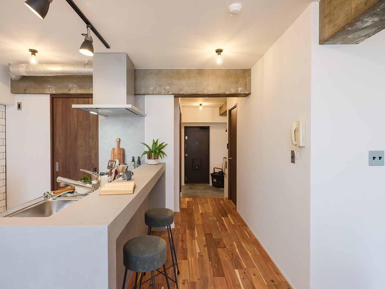 趣味もDIYも楽しむ、素材感たっぷりの住まい - マンションリノベーション事例｜SUVACO(スバコ)