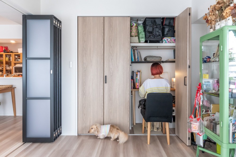 愛犬たちと暮らすボタニカルハウス｜広々インナバルコニーと大容量のWIC - マンションリノベーション事例｜SUVACO(スバコ)