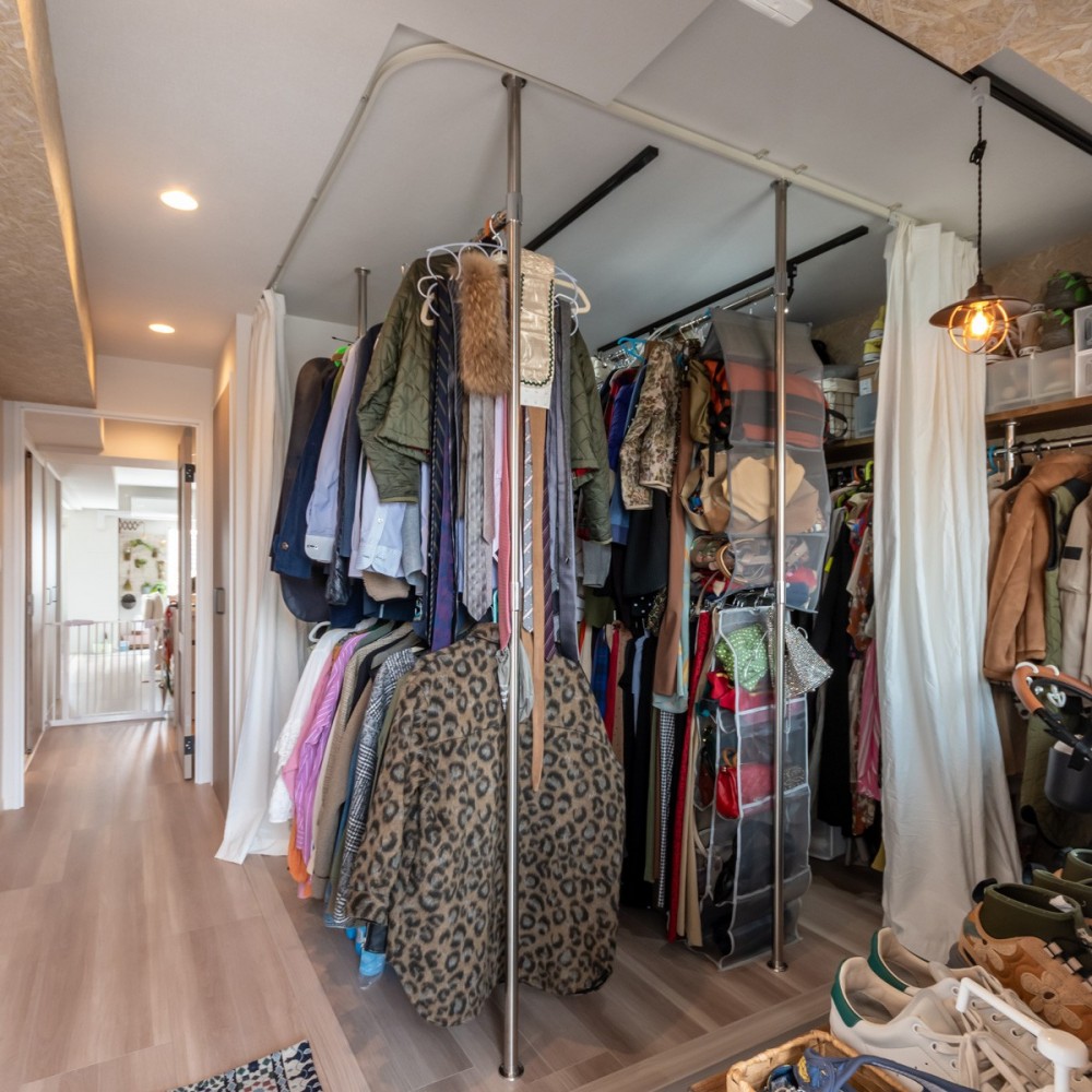 愛犬たちと暮らすボタニカルハウス｜広々インナバルコニーと大容量のWIC - マンションリノベーション事例｜SUVACO(スバコ)