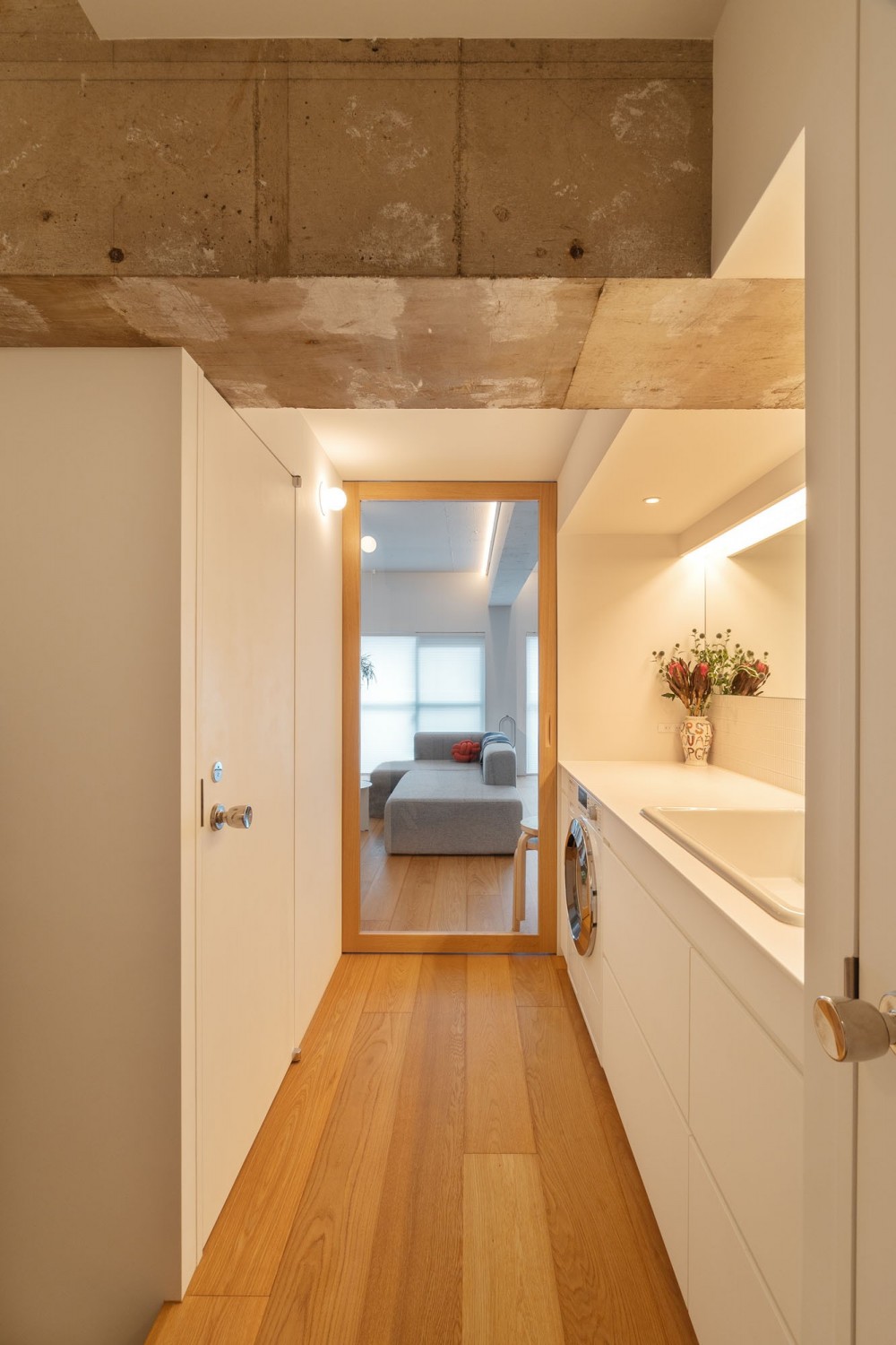 限られた面積をスッキリと魅せる、シンプルな美しさを追求した1LDK空間。 - マンションリノベーション事例｜SUVACO(スバコ)