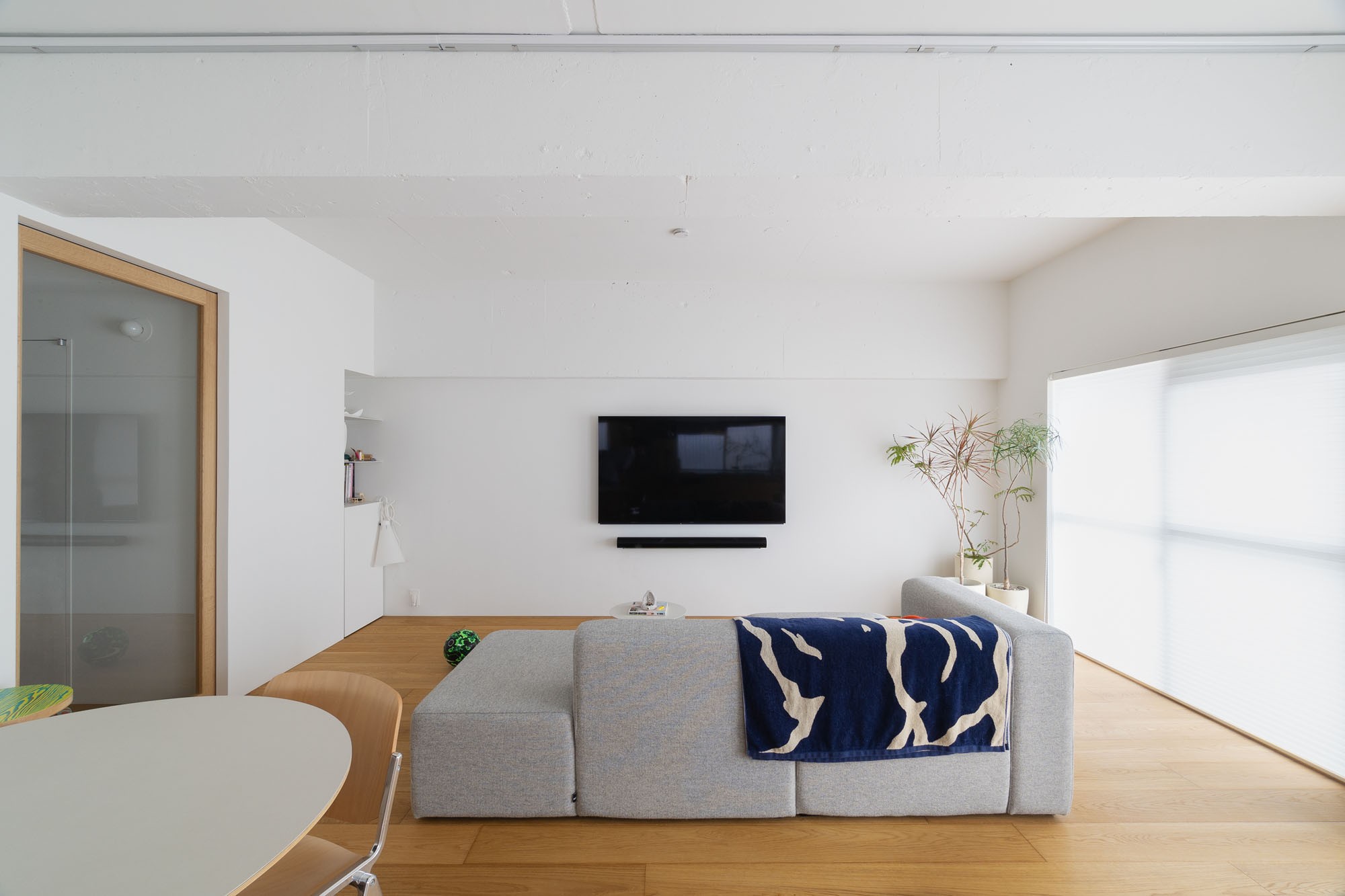 限られた面積をスッキリと魅せる、シンプルな美しさを追求した1LDK空間。 - マンションリノベーション事例｜SUVACO(スバコ)