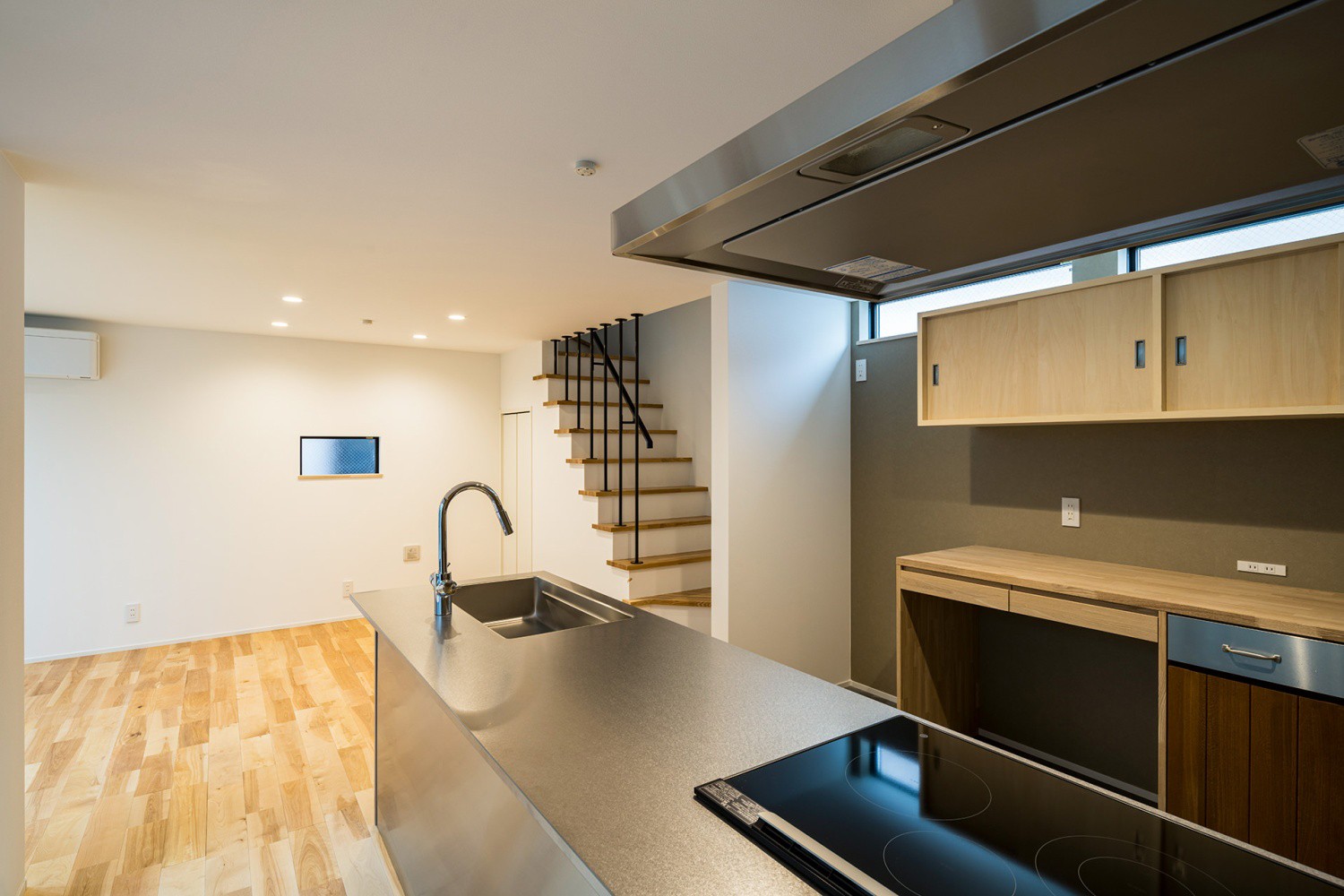 室内 キッチンからリビングダイニングルーム(ライフスタイルに変化をもたらす家 ーnew normal styleー プライベートな中庭のある家) - キッチン事例｜SUVACO(スバコ)