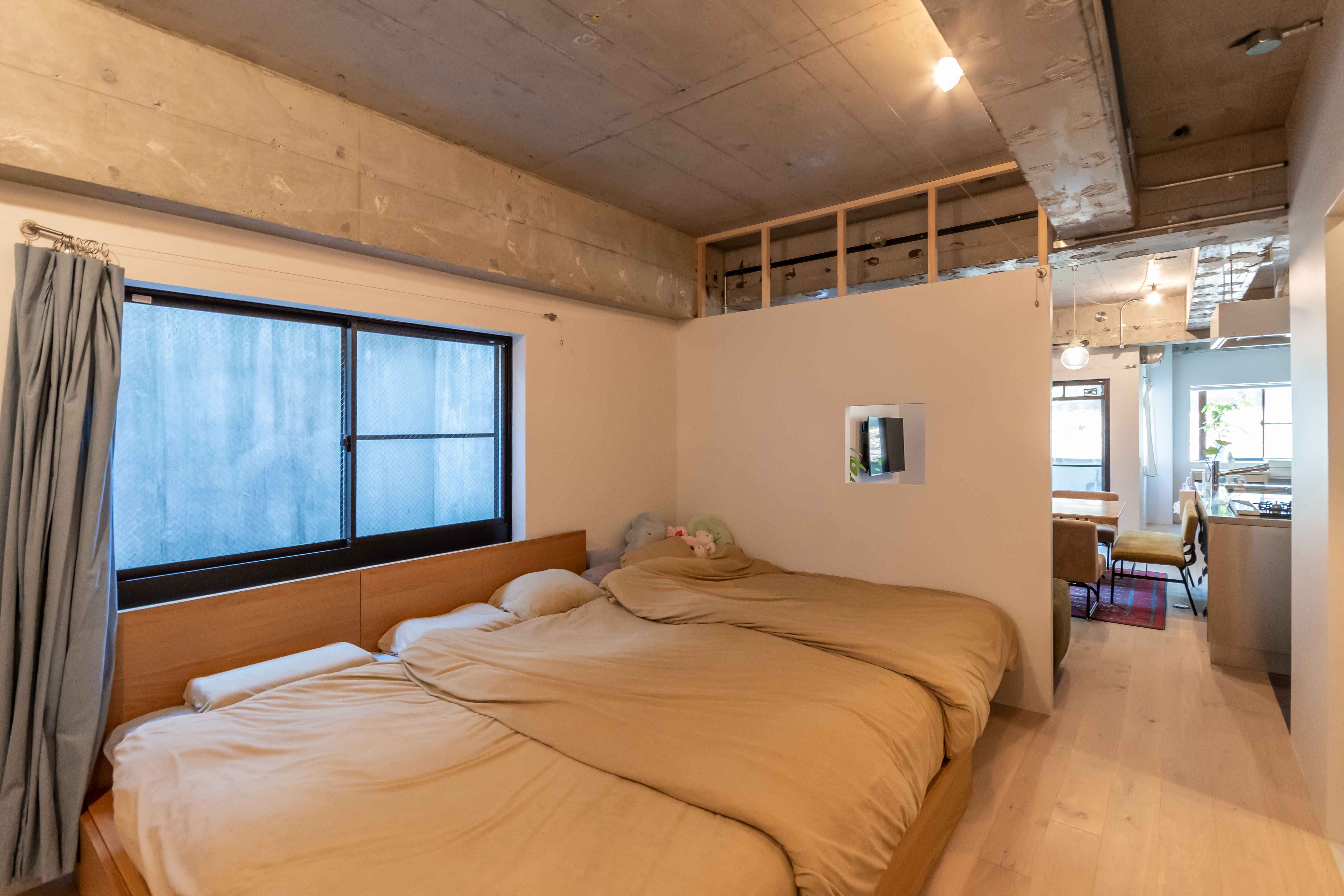 隔てのない大空間を素材感で遊ぶ塩系インダストリアル - マンションリノベーション事例｜SUVACO(スバコ)