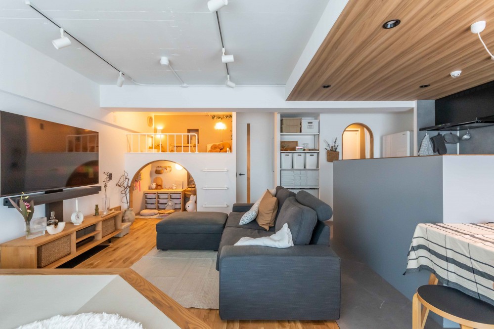 畳の小上がりに秘密基地のようなロフト、家族が集まるLDKが完成！ - マンションリノベーション事例｜SUVACO(スバコ)