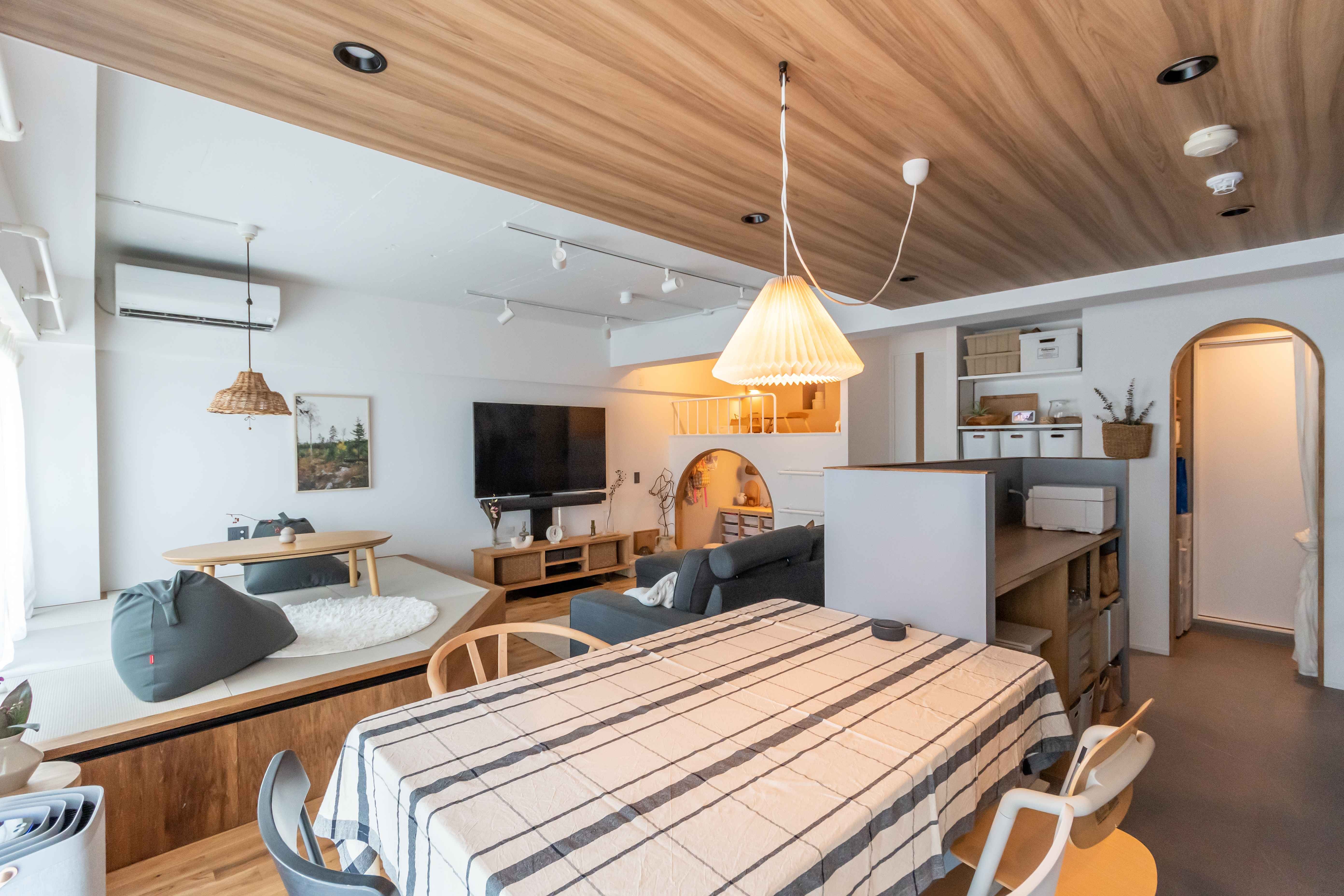 畳の小上がりに秘密基地のようなロフト、家族が集まるLDKが完成！ - マンションリノベーション事例｜SUVACO(スバコ)