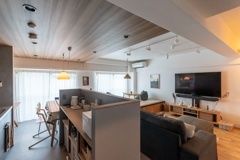 畳の小上がりに秘密基地のようなロフト、家族が集まるLDKが完成！ - マンションリノベーション事例｜SUVACO(スバコ)