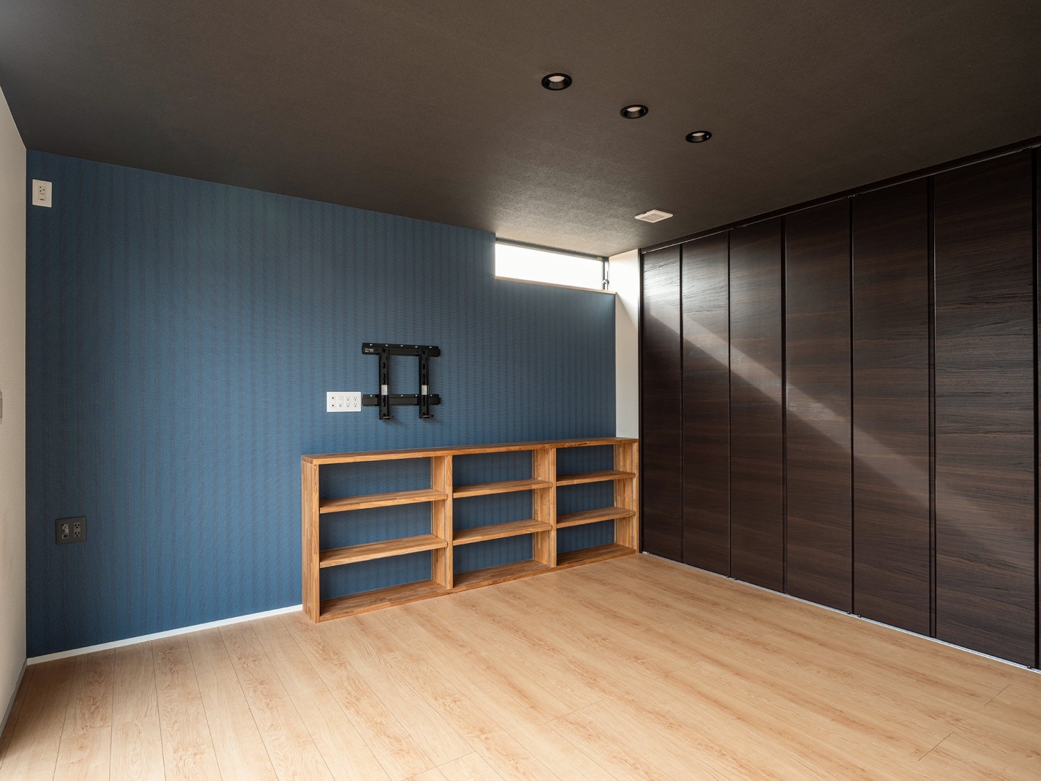 二階 主寝室(新しい価値のある家ーnew normal styleーセンターコートのある住まい) - ベッドルーム事例｜SUVACO(スバコ)