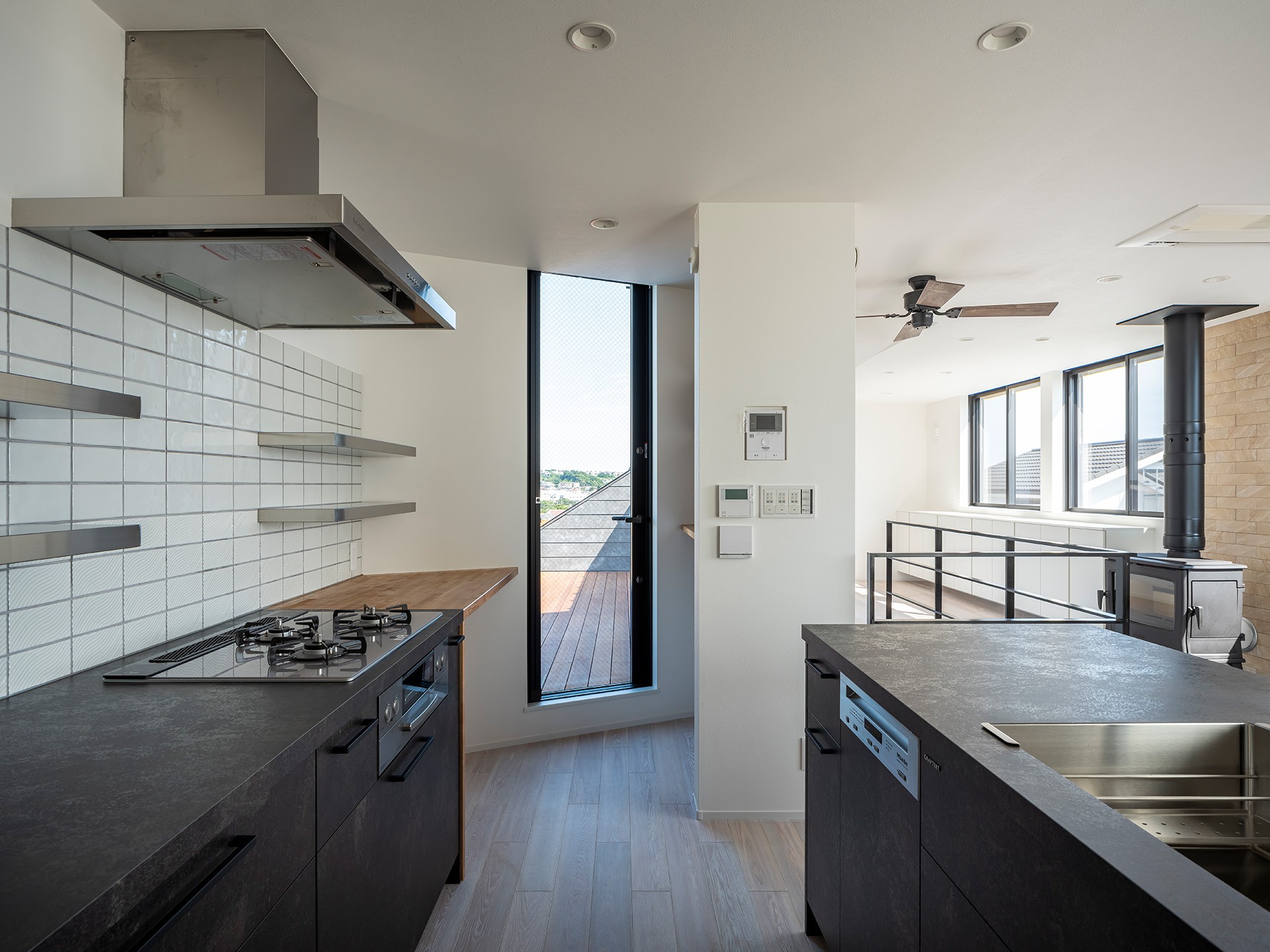 三階ウッドバルコニーにつながるキッチン(日常に風景のある家ーnew normal styleー立地を活かしたリゾートハウス) - キッチン事例｜SUVACO(スバコ)