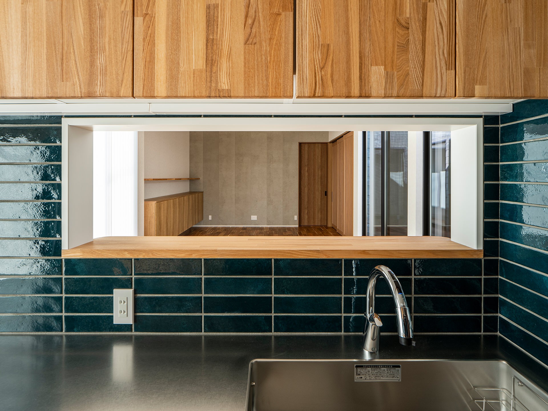 オーダーメイドキッチンから見たリビングダイニング(センターコートのある家ーnew normal styleー回遊動線でつながる平屋建 二世帯住宅) - リビングダイニング事例｜SUVACO(スバコ)