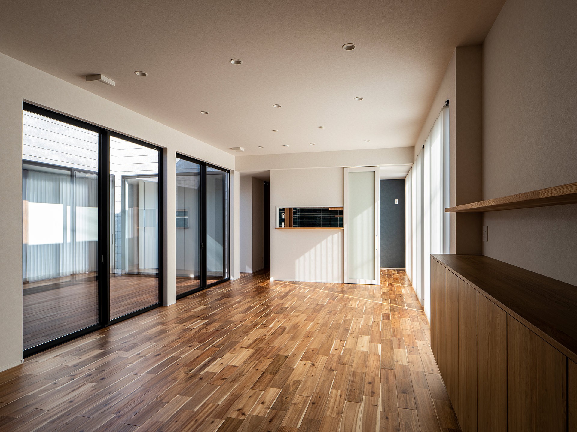 外と中庭から光の入るリビングダイニングルーム(センターコートのある家ーnew normal styleー回遊動線でつながる平屋建 二世帯住宅) - リビングダイニング事例｜SUVACO(スバコ)