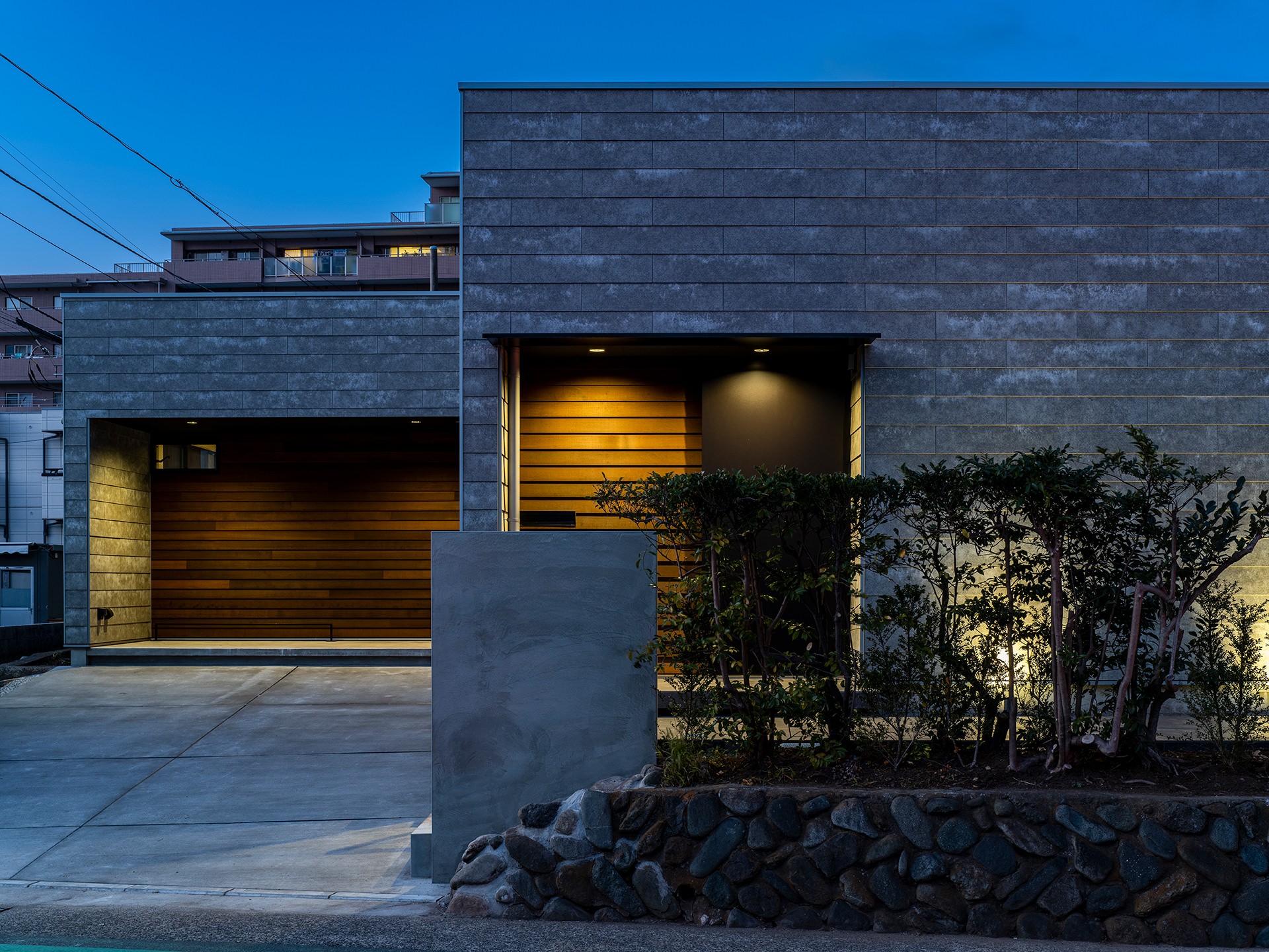 外観 夜景(センターコートのある家ーnew normal styleー回遊動線でつながる平屋建 二世帯住宅) - 外観事例｜SUVACO(スバコ)