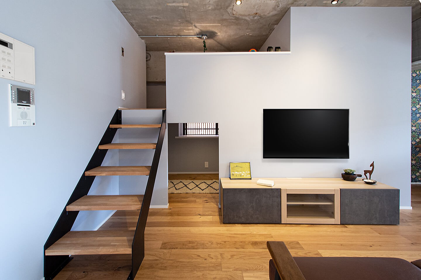 階段デザインが格好いいロフトのあるLDK - マンションリノベーション事例｜SUVACO(スバコ)