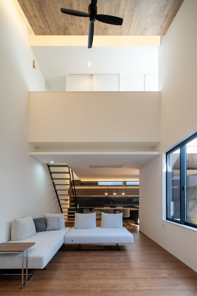 吹き抜けのあるリビングダイニング(周辺の目を気にせず光や風を楽しむーnew normal styleープライバシーを創出する住まい) - リビングダイニング事例｜SUVACO(スバコ)