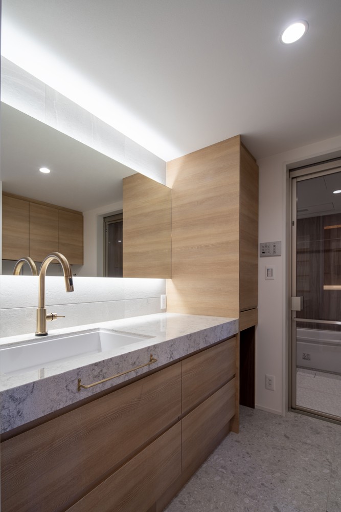 二階洗面室(周辺の目を気にせず光や風を楽しむーnew normal styleープライバシーを創出する住まい) - バス/トイレ事例｜SUVACO(スバコ)