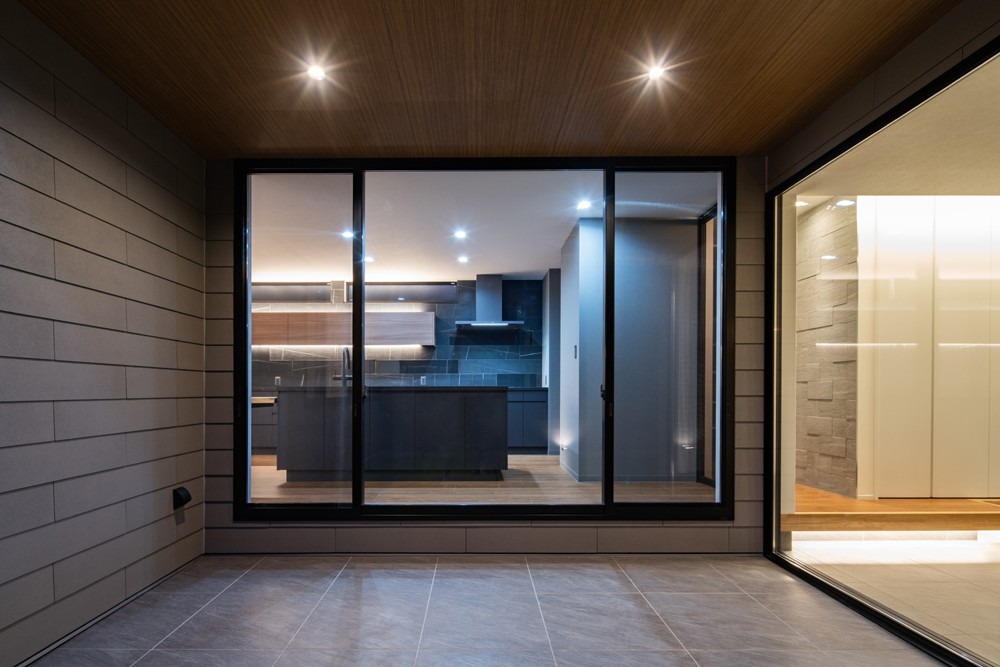 室内と中庭を繋ぐルーフテラス(周辺の目を気にせず光や風を楽しむーnew normal styleープライバシーを創出する住まい) - アウトドア事例｜SUVACO(スバコ)