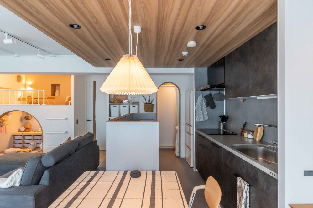 畳の小上がりに秘密基地のようなロフト、家族が集まるLDKが完成！ - マンションリノベーション事例｜SUVACO(スバコ)