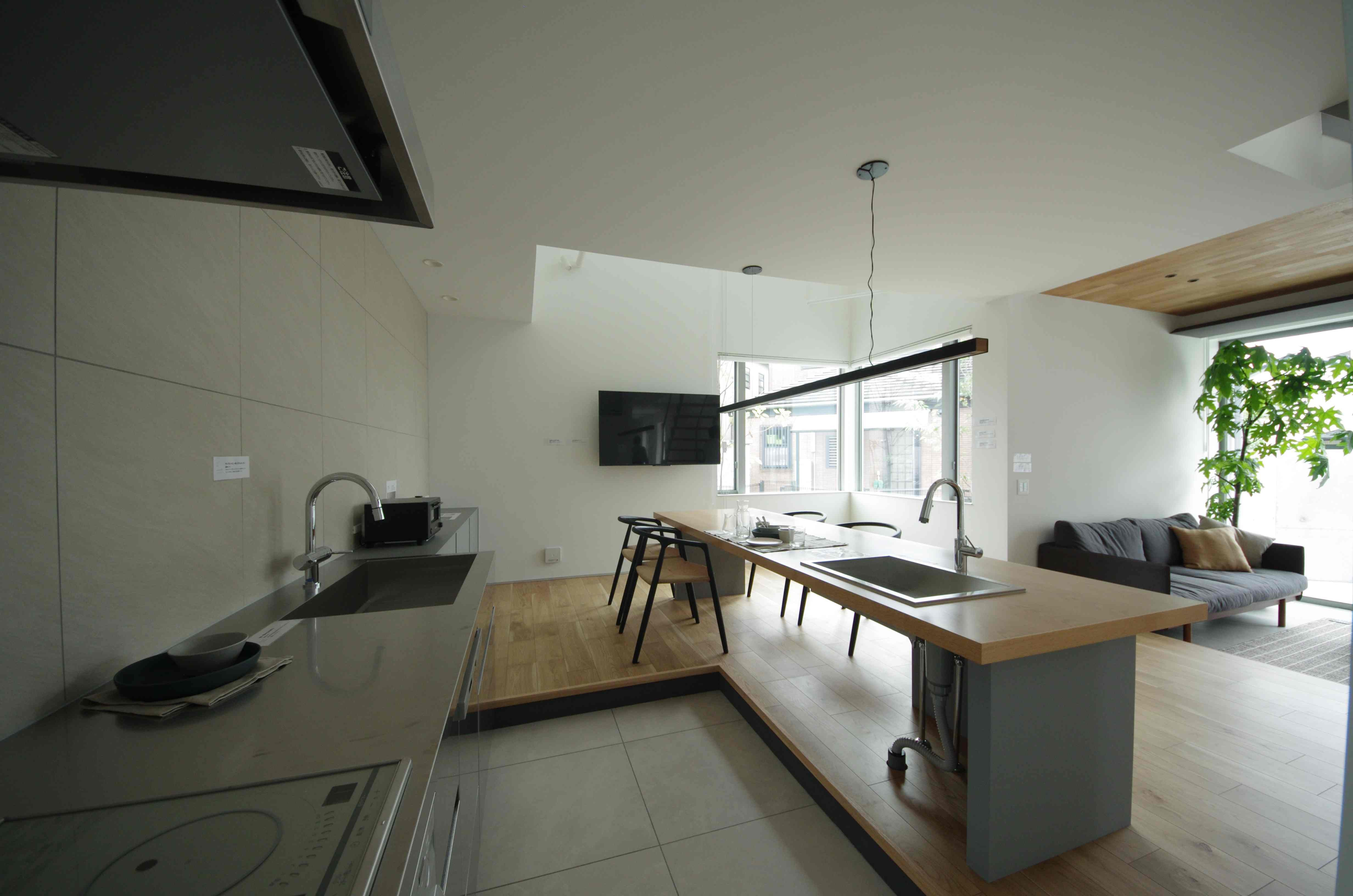 キッチン・ダイニング(ASOLIE認定物件 高知モデルハウス ～外の広がりや家族とのつながりを感じる家～) - キッチン事例｜SUVACO(スバコ)