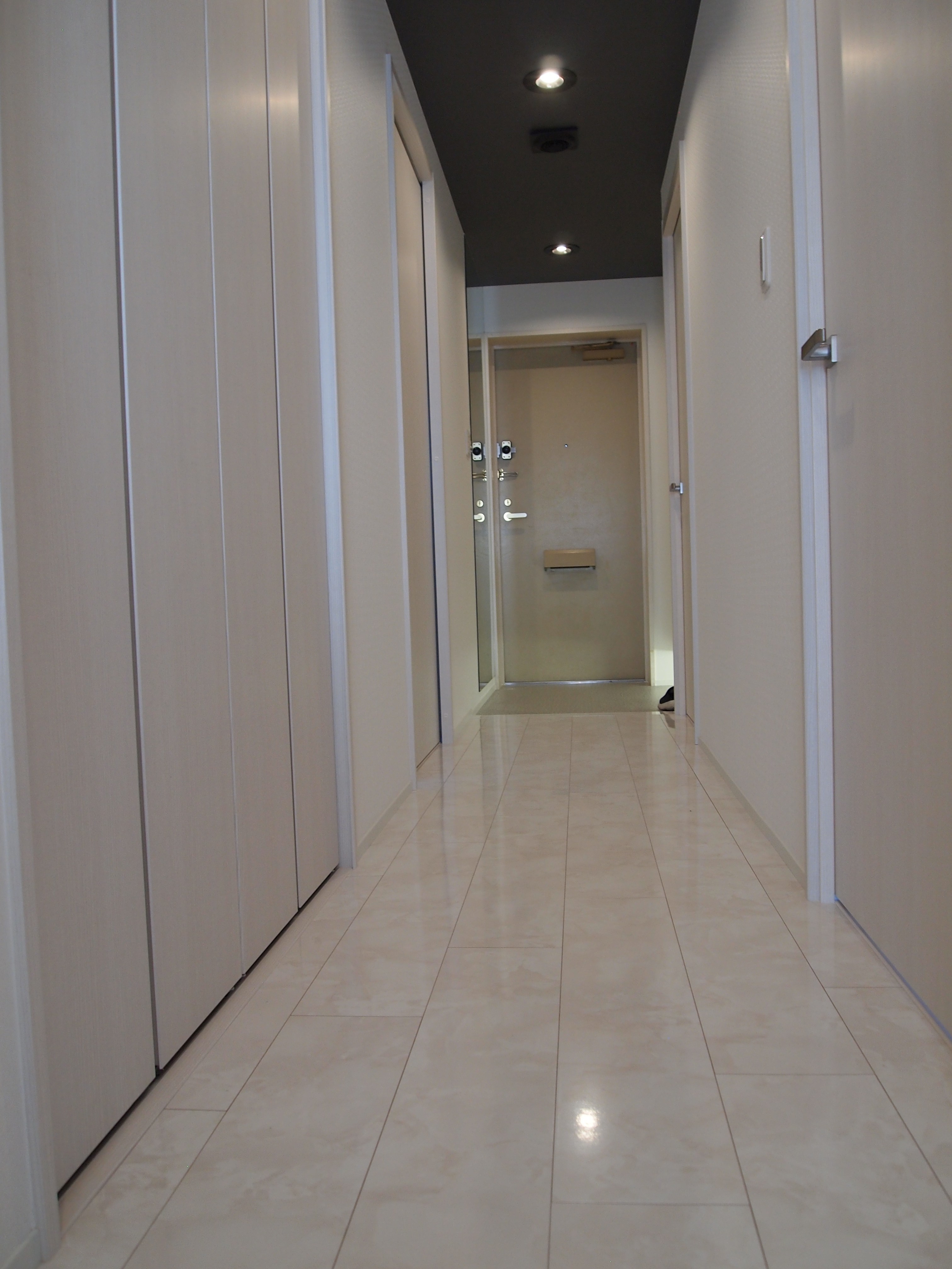 スタイリッシュな廊下(築25年の堺市中区のリノベーション) - 玄関事例｜SUVACO(スバコ)