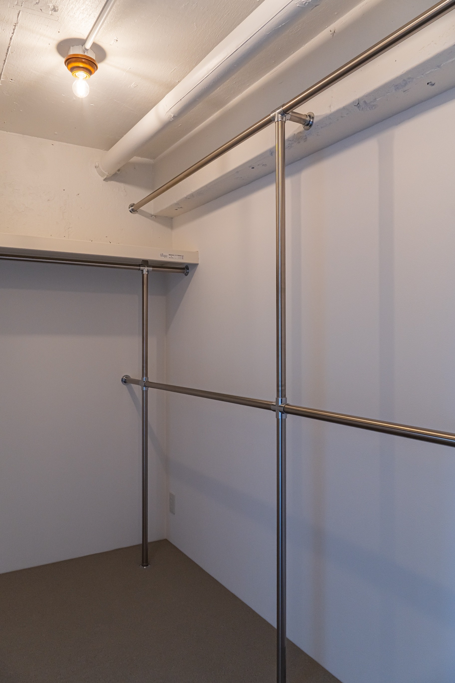 WIC(30畳の贅沢なリビングを中心としたミッドセンチュリーモダンな住まい) - 収納事例｜SUVACO(スバコ)