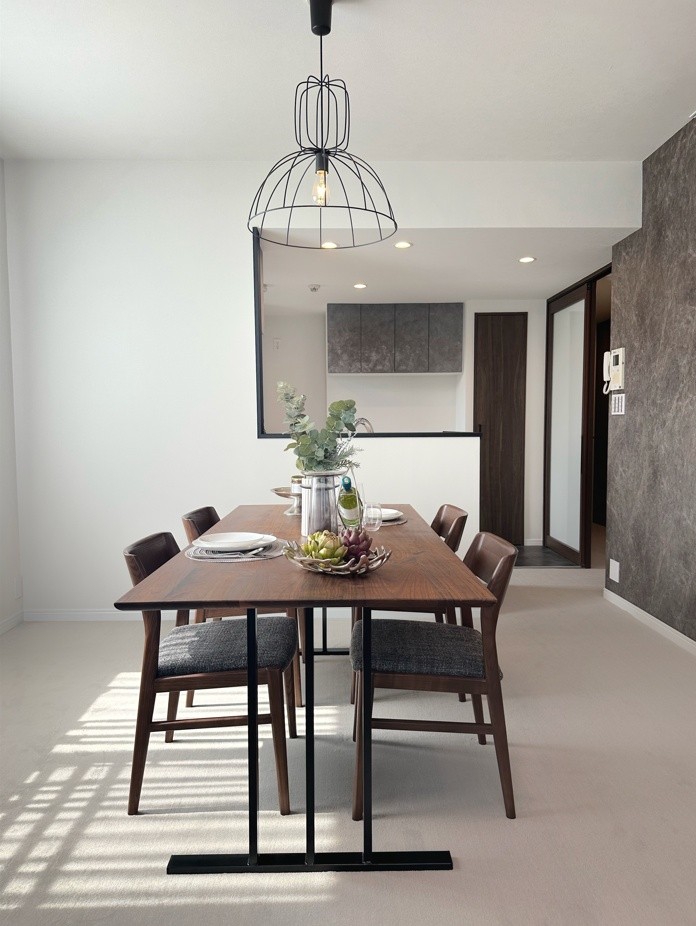 温かみと高級感が調和したLDK(「配色美×機能美」上品で洗練された暮らし) - リビングダイニング事例｜SUVACO(スバコ)