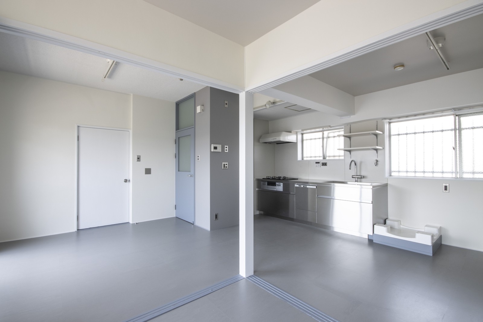 Kyoto Monochrome Renovation－モノクロームで紡ぐ、京都の1LDKマンションリノベーション - マンションリノベーション事例｜SUVACO(スバコ)