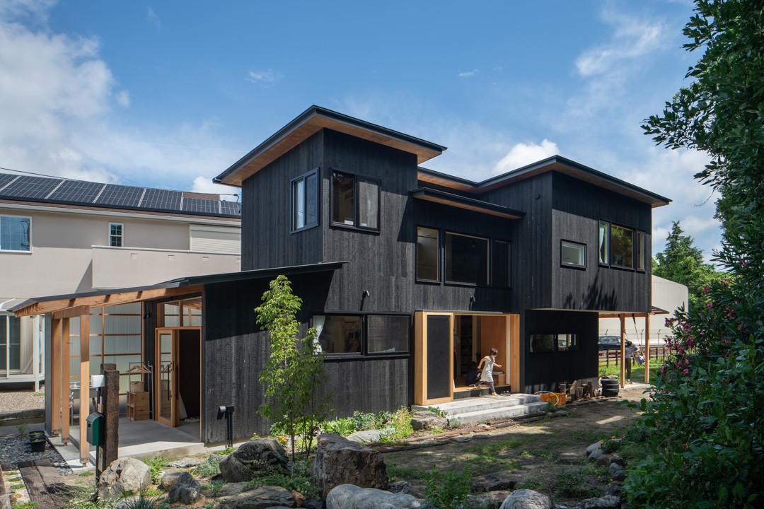 自然と遊び心を取り込んだ、子育てと環境にやさしい家 - 注文住宅事例｜SUVACO(スバコ)