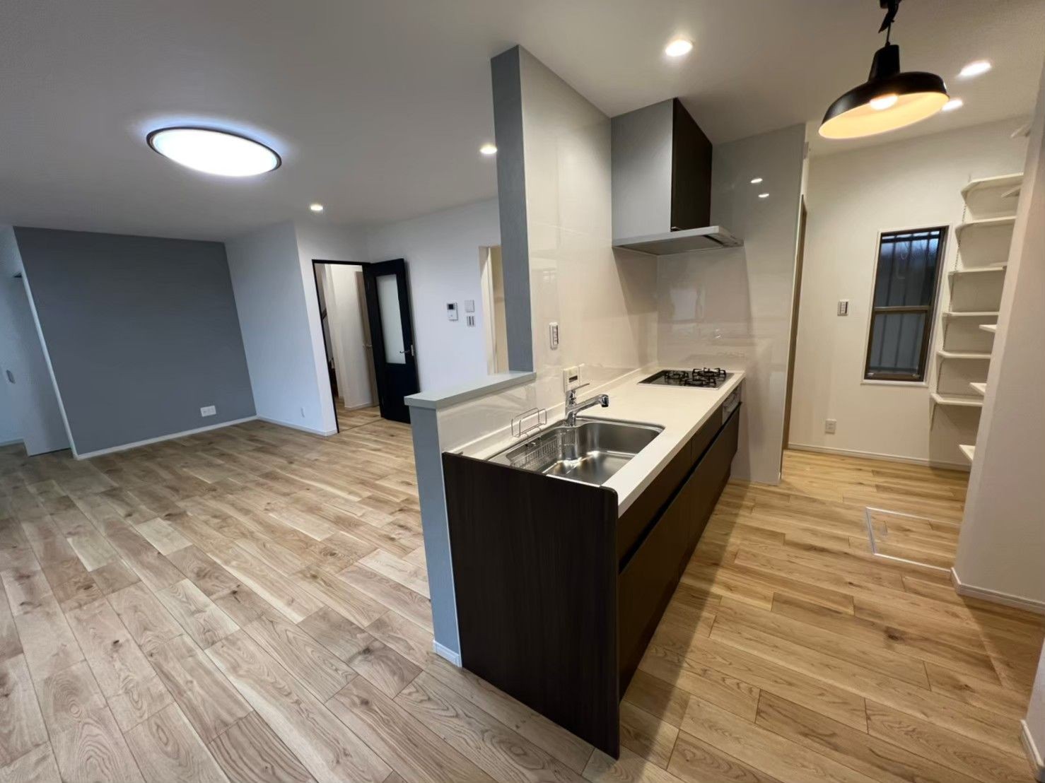 オープンな空間で使い勝手抜群 広々LDKのあるお家 - 戸建リノベーション事例｜SUVACO(スバコ)