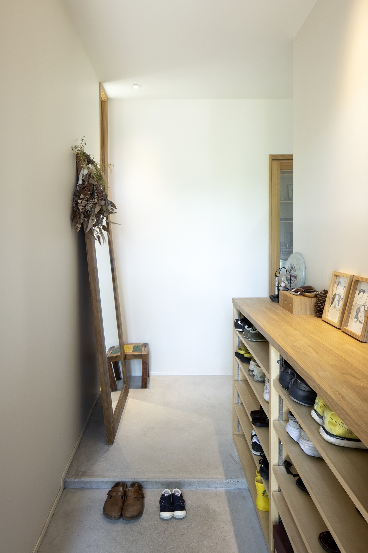 玄関(古賀の家 〜外部とつながる土間のある家〜) - 玄関事例｜SUVACO(スバコ)